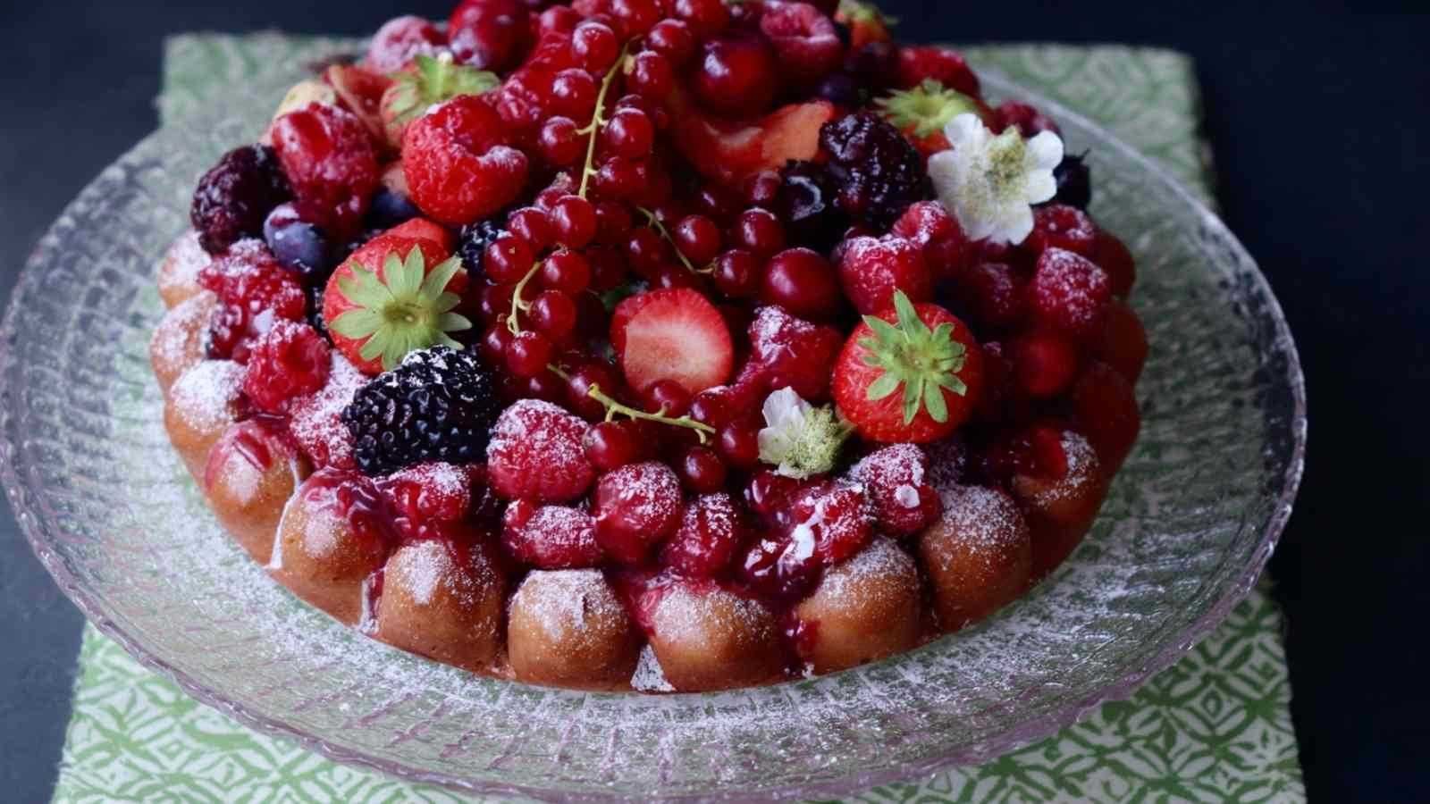 Charlotte aux Fruits Rouges : Recette Facile et Spectaculaire en 7 Étapes